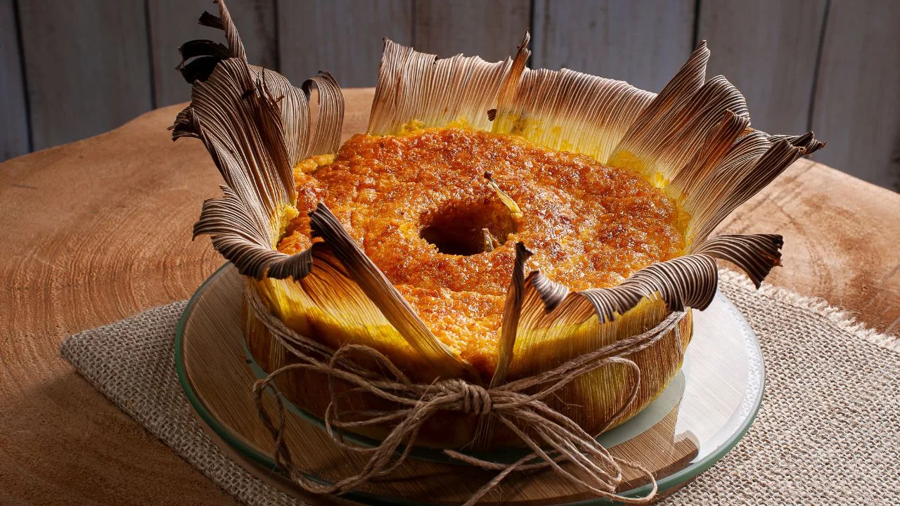 Bolo de Pamonha na Palha: Receita Típica Feita com Milho Verde e Queijo